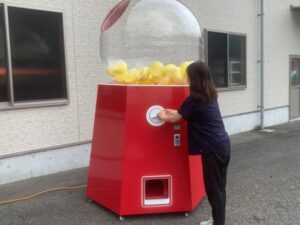 【新品販売：115.5万円】巨大ガチャマシン | イベントアイテムのワン・ステップ